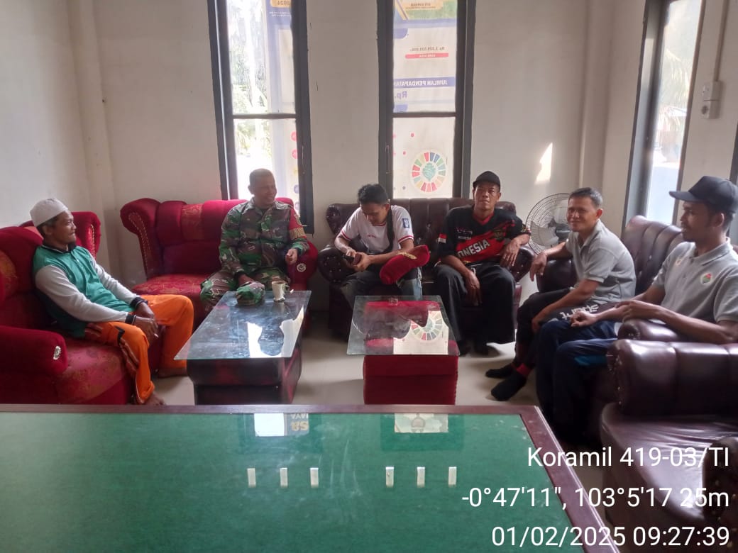 Babinsa Sertu Bambang Sucipto Ngobrol Akrab Bareng Warga Desa Kempas ...